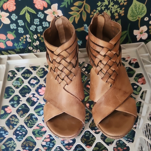 Antelope | Shoes | Antelope Tan Gladiator Sandals With Woven Design ...